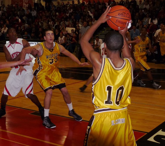Photo: El Camino guard Steven Aldridge tries to find an open man on the ...