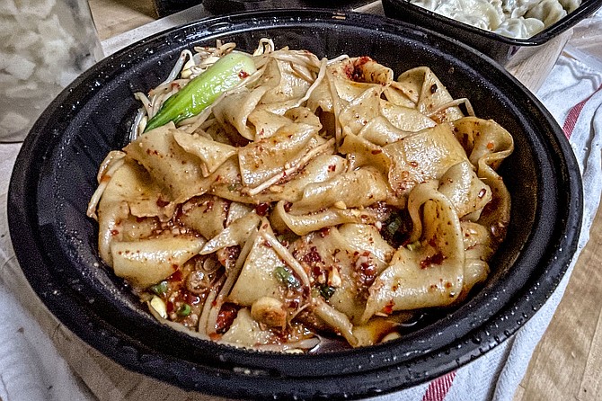 Photo: Use a knife: each belt-like biangbiang noodle is more than two ...