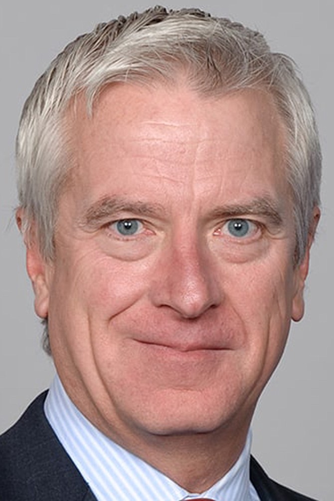 Photo: Mark Fabiani probably wouldn’t buy a used car from Cushman ...